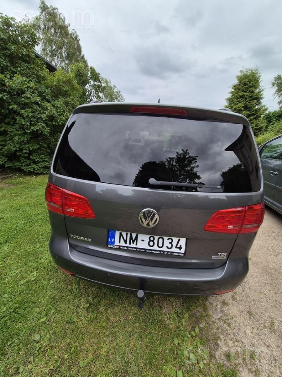 Grey Volkswagen Touran 2012 in Tukums, with an engine capacity of 1.60 L and mileage of 253 thousand km for 6250 €, photo 6 on AUTOMOTO.COM.LV