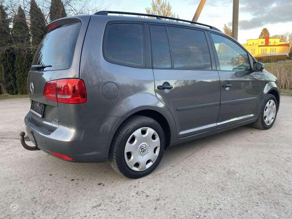 Grey Volkswagen Touran 2012 in Birzai, with an engine capacity of 1.60 L and mileage of 294 thousand km for 4250 €, photo 3 on AUTOMOTO.COM.LV