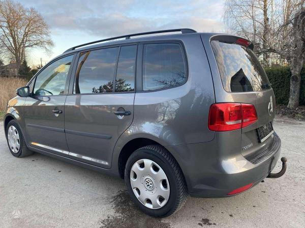 Grey Volkswagen Touran 2012 in Birzai, with an engine capacity of 1.60 L and mileage of 294 thousand km for 4250 €, photo 4 on AUTOMOTO.COM.LV