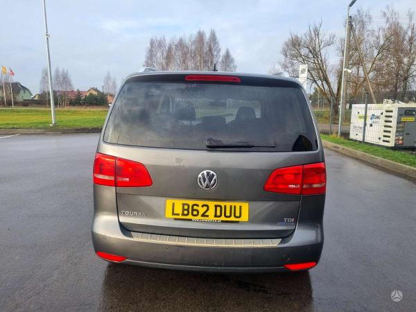 Grey Volkswagen Touran 2012 in Taurage, with an engine capacity of 1.60 L and mileage of 160 thousand km for 2450 €, photo 6 on AUTOMOTO.COM.LV