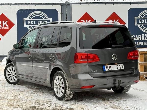 Grey Volkswagen Touran 2012 in Jelgava, with an engine capacity of 1.60 L and mileage of 318 thousand km for 5990 €, photo 4 on AUTOMOTO.COM.LV