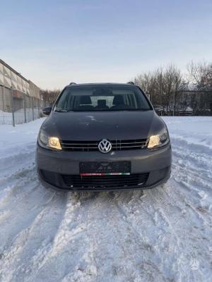 Grey Volkswagen Touran 2012 in Kaunas, with an engine capacity of 1.60 L and mileage of 325 thousand km for 4850 €, photo 2 on AUTOMOTO.COM.LV