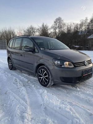Grey Volkswagen Touran 2012 in Kaunas, with an engine capacity of 1.60 L and mileage of 325 thousand km for 4850 €, photo 3 on AUTOMOTO.COM.LV
