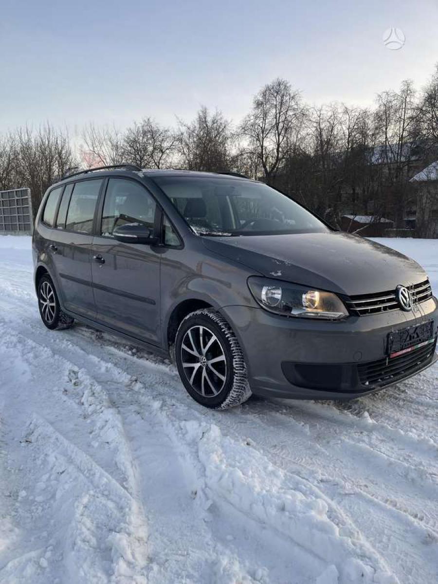 Grey Volkswagen Touran 2012 in Kaunas, with an engine capacity of 1.60 L and mileage of 325 thousand km for 4850 €, photo 3 on AUTOMOTO.COM.LV