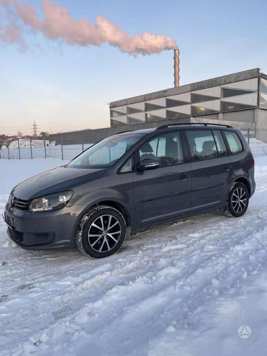 Grey Volkswagen Touran 2012 in Kaunas, with an engine capacity of 1.60 L and mileage of 325 thousand km for 4850 €, photo 4 on AUTOMOTO.COM.LV