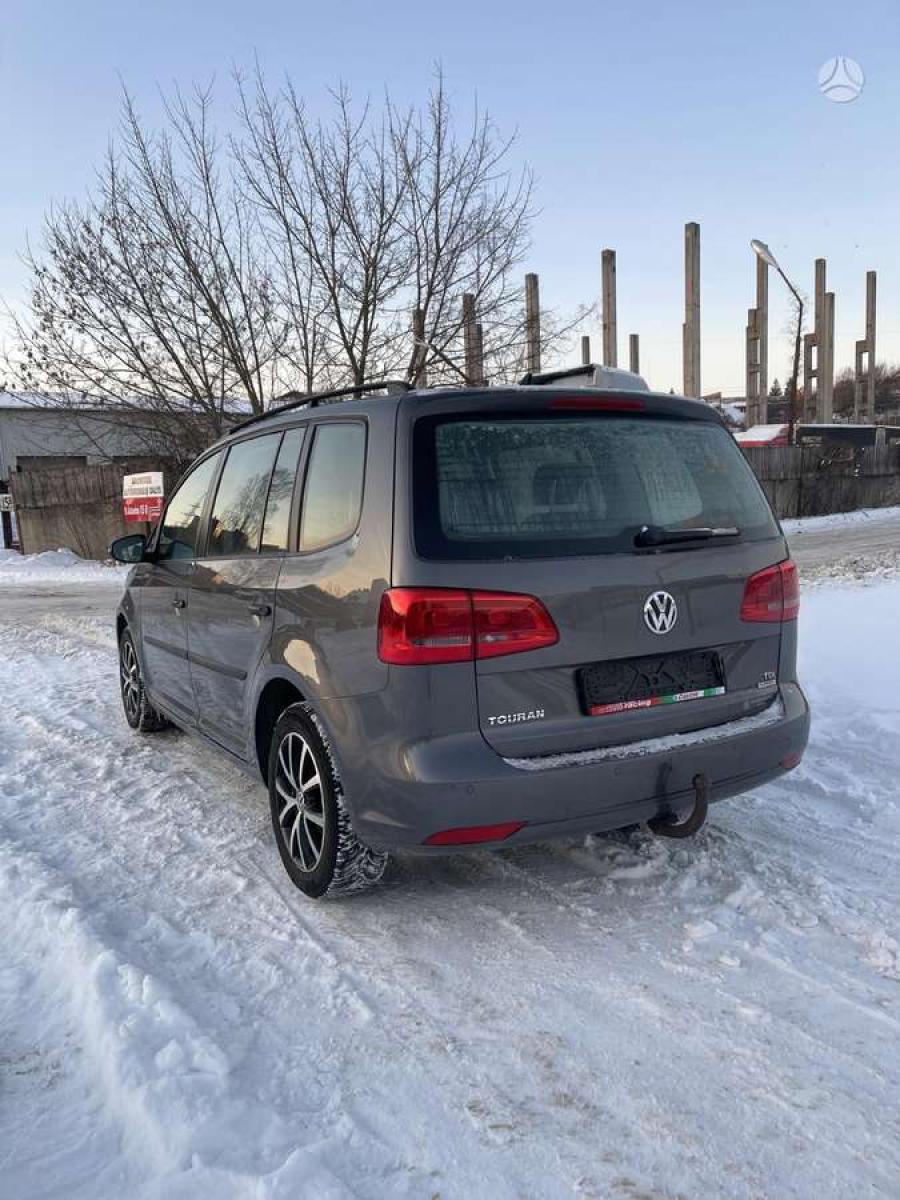 Grey Volkswagen Touran 2012 in Kaunas, with an engine capacity of 1.60 L and mileage of 325 thousand km for 4850 €, photo 5 on AUTOMOTO.COM.LV