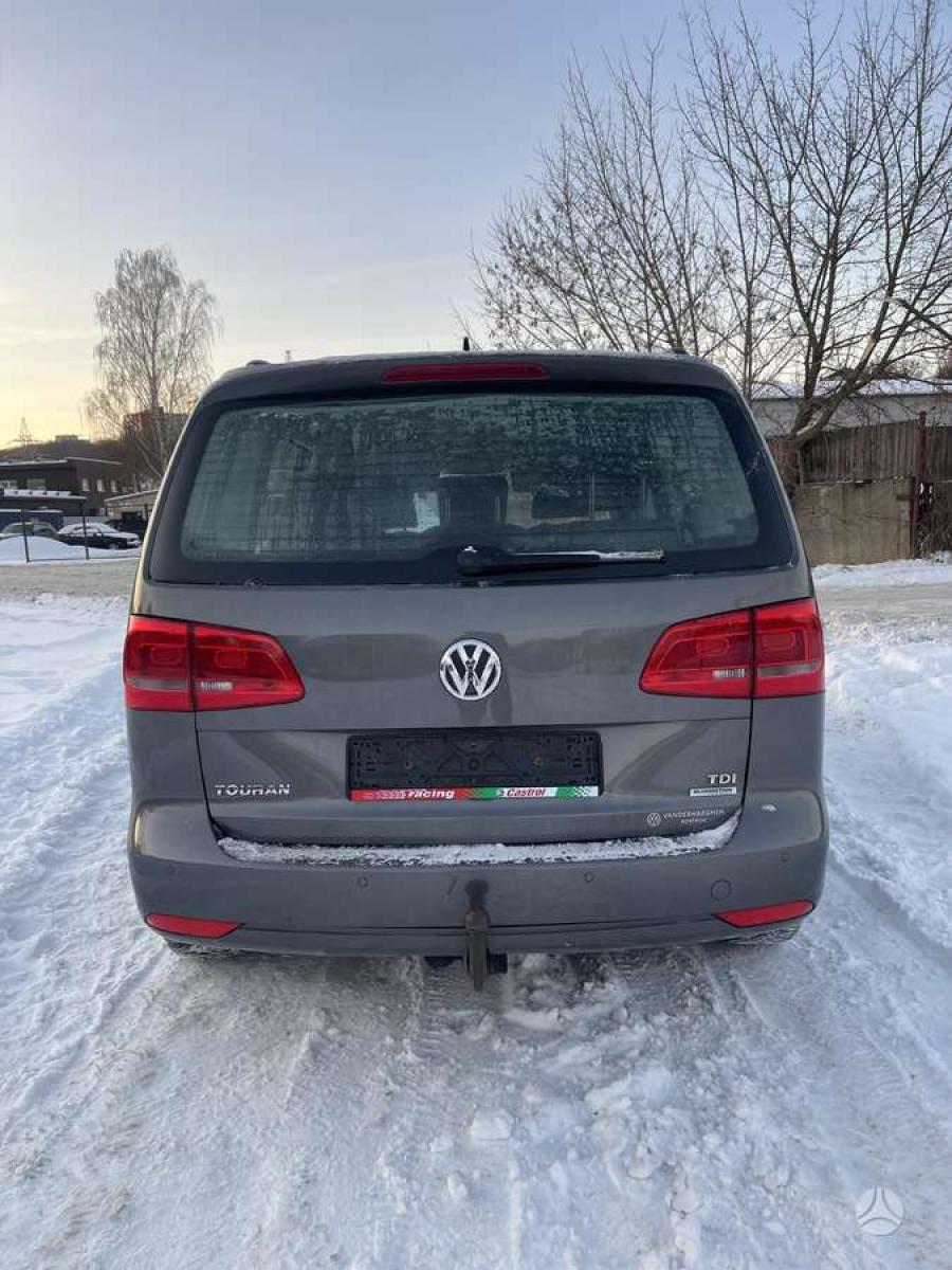 Grey Volkswagen Touran 2012 in Kaunas, with an engine capacity of 1.60 L and mileage of 325 thousand km for 4850 €, photo 6 on AUTOMOTO.COM.LV