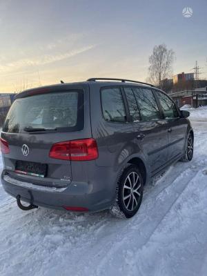 Grey Volkswagen Touran 2012 in Kaunas, with an engine capacity of 1.60 L and mileage of 325 thousand km for 4850 €, photo 7 on AUTOMOTO.COM.LV