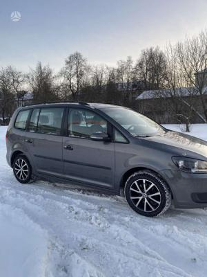 Grey Volkswagen Touran 2012 in Kaunas, with an engine capacity of 1.60 L and mileage of 325 thousand km for 4850 €, photo 9 on AUTOMOTO.COM.LV