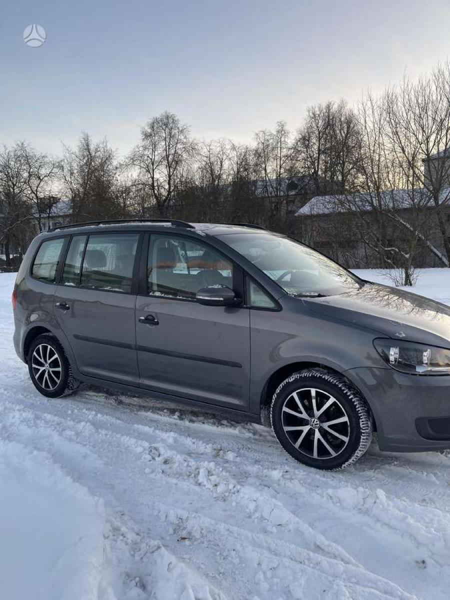 Grey Volkswagen Touran 2012 in Kaunas, with an engine capacity of 1.60 L and mileage of 325 thousand km for 4850 €, photo 9 on AUTOMOTO.COM.LV