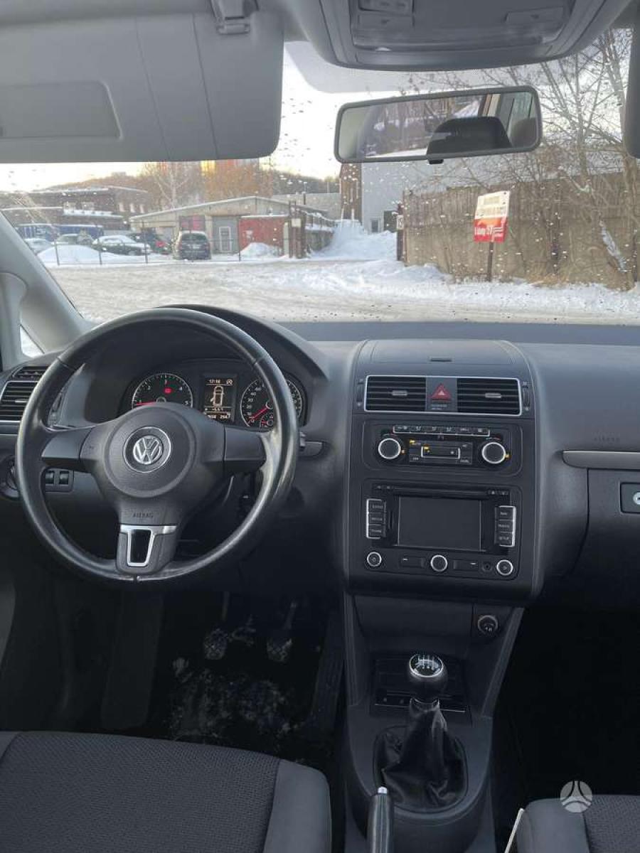Grey Volkswagen Touran 2012 in Kaunas, with an engine capacity of 1.60 L and mileage of 325 thousand km for 4850 €, photo 11 on AUTOMOTO.COM.LV
