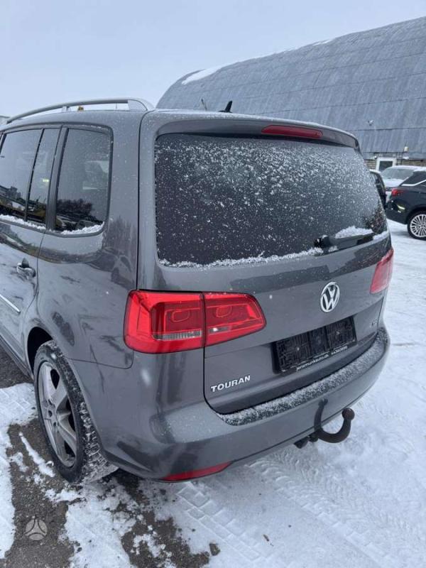 Grey Volkswagen Touran 2012 in Marijampole, with an engine capacity of 1.60 L and mileage of 250 thousand km for 3600 €, photo 4 on AUTOMOTO.COM.LV