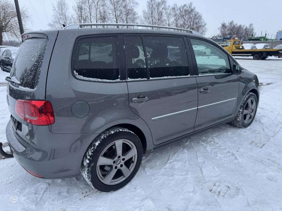 Pelēks Volkswagen Touran 2012 Marijampole, ar dzinēja tilpumu 1.60 L un nobraukumu 250 tūkst. km par 3600 €, foto 6 vietnē AUTOMOTO.COM.LV