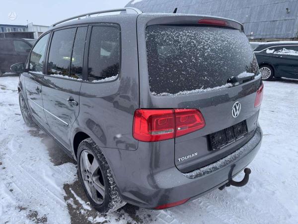 Grey Volkswagen Touran 2012 in Marijampole, with an engine capacity of 1.60 L and mileage of 250 thousand km for 3600 €, photo 7 on AUTOMOTO.COM.LV