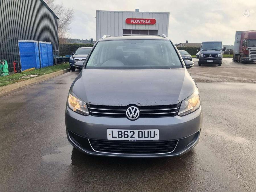 Grey Volkswagen Touran 2012 in Taurage, with an engine capacity of 1.60 L and mileage of 160 thousand km for 2450 €, photo 6 on AUTOMOTO.COM.LV