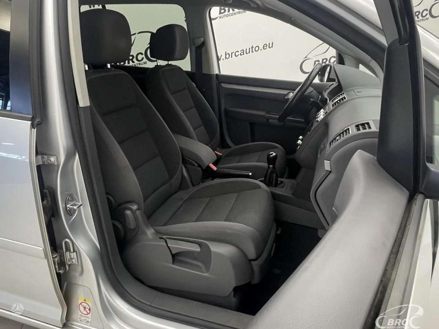 Grey Volkswagen Touran 2012 in Vilnius, with an engine capacity of 1.97 L and mileage of 268 thousand km for 5000 €, photo 8 on AUTOMOTO.COM.LV