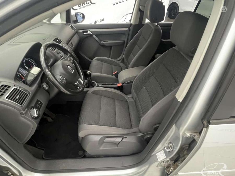 Grey Volkswagen Touran 2012 in Vilnius, with an engine capacity of 1.97 L and mileage of 268 thousand km for 5000 €, photo 21 on AUTOMOTO.COM.LV