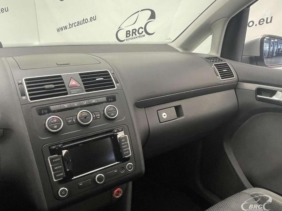 Grey Volkswagen Touran 2012 in Vilnius, with an engine capacity of 1.97 L and mileage of 268 thousand km for 5000 €, photo 26 on AUTOMOTO.COM.LV