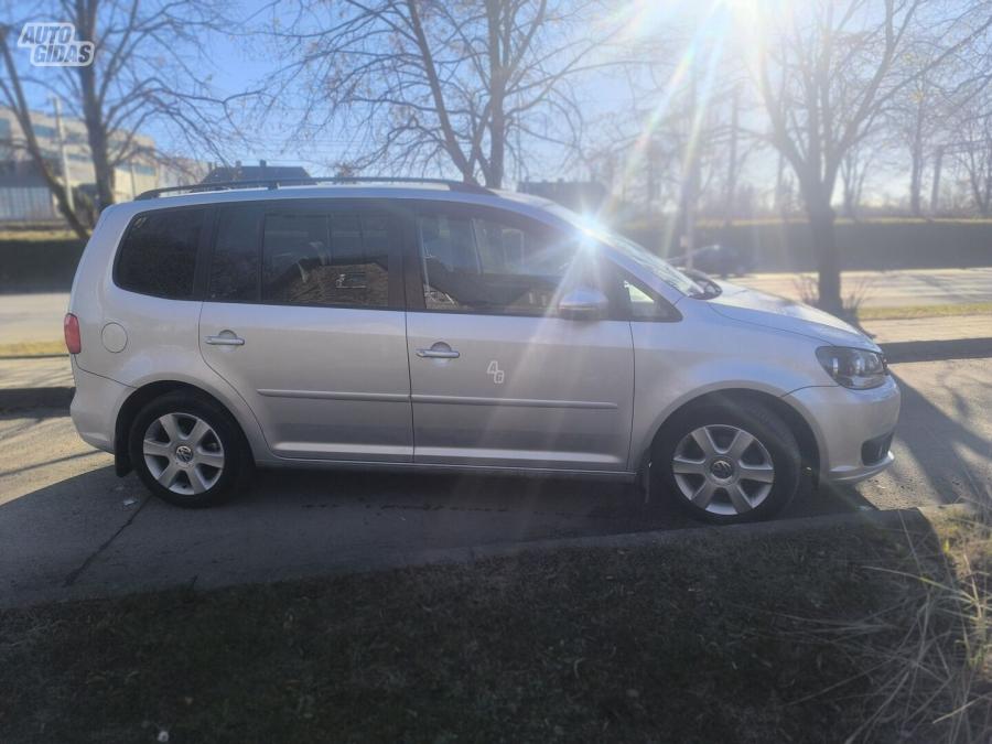 Grey Volkswagen Touran 2012 in Siauliai, with an engine capacity of 1.60 L and mileage of 290 thousand km for 4400 €, photo 6 on AUTOMOTO.COM.LV