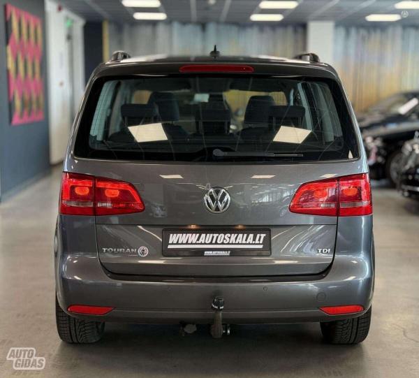 Grey Volkswagen Touran 2012 in Klaipeda, with an engine capacity of 1.60 L and mileage of 199 thousand km for 6950 €, photo 4 on AUTOMOTO.COM.LV