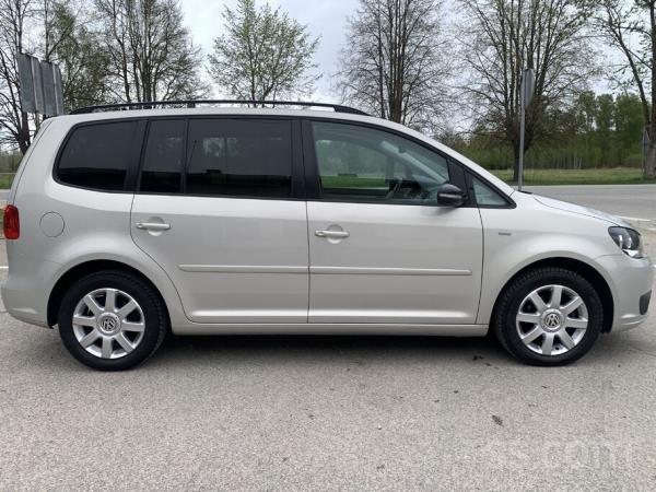Grey Volkswagen Touran 2012 in Ogre, with an engine capacity of 1.60 L and mileage of 255 thousand km for 6470 €, photo 5 on AUTOMOTO.COM.LV
