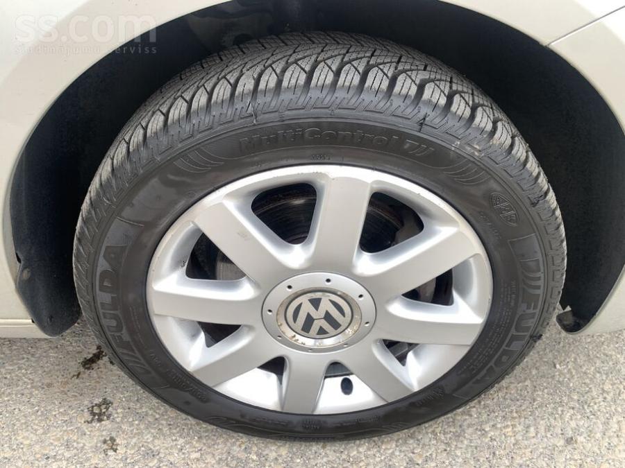 Pelēks Volkswagen Touran 2012 Ogre, ar dzinēja tilpumu 1.60 L un nobraukumu 255 tūkst. km par 6470 €, foto 24 vietnē AUTOMOTO.COM.LV
