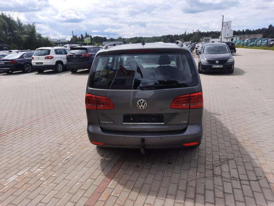 Pelēks Volkswagen Touran 2012 Utena, ar dzinēja tilpumu 1.60 L un nobraukumu 298 tūkst. km par 5250 €, foto 8 vietnē AUTOMOTO.COM.LV