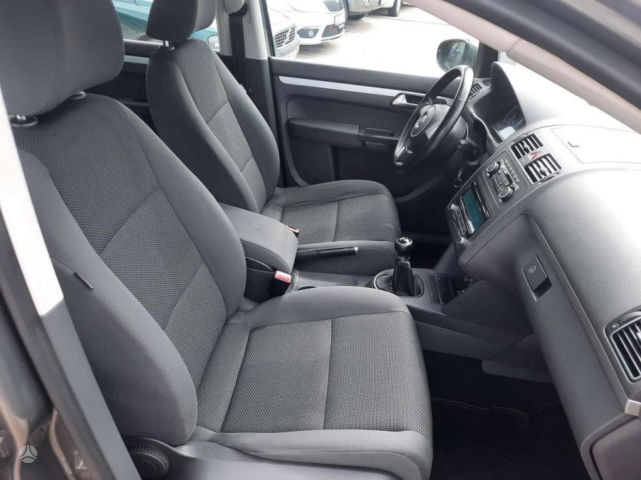 Pelēks Volkswagen Touran 2012 Utena, ar dzinēja tilpumu 1.60 L un nobraukumu 298 tūkst. km par 5250 €, foto 13 vietnē AUTOMOTO.COM.LV