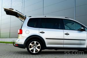 Pelēks Volkswagen Touran 2012 Rīga, ar dzinēja tilpumu 2.00 L un nobraukumu 378 tūkst. km par 6990 €, foto 10 vietnē AUTOMOTO.COM.LV