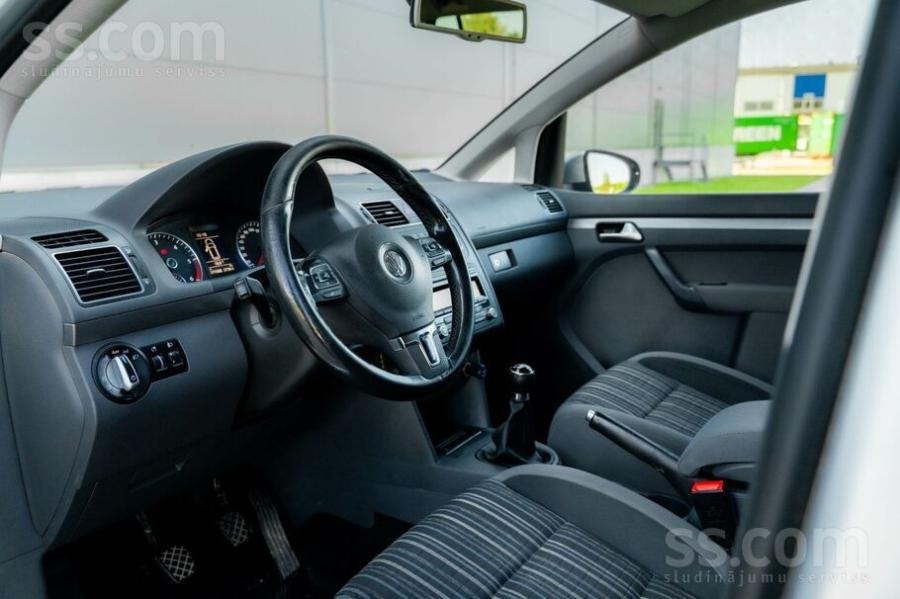 Pelēks Volkswagen Touran 2012 Rīga, ar dzinēja tilpumu 2.00 L un nobraukumu 378 tūkst. km par 6990 €, foto 13 vietnē AUTOMOTO.COM.LV