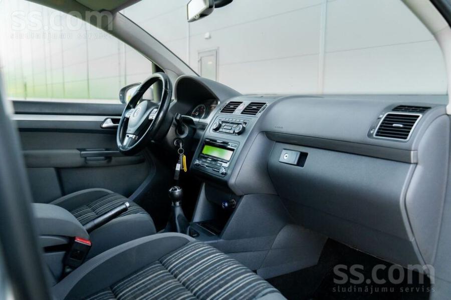 Pelēks Volkswagen Touran 2012 Rīga, ar dzinēja tilpumu 2.00 L un nobraukumu 378 tūkst. km par 6990 €, foto 14 vietnē AUTOMOTO.COM.LV