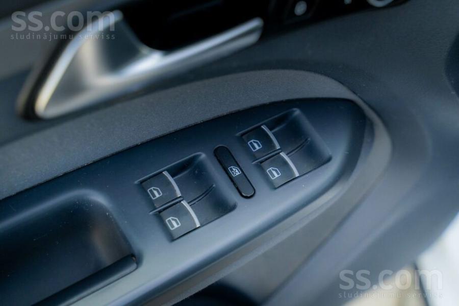 Pelēks Volkswagen Touran 2012 Rīga, ar dzinēja tilpumu 2.00 L un nobraukumu 378 tūkst. km par 6990 €, foto 16 vietnē AUTOMOTO.COM.LV