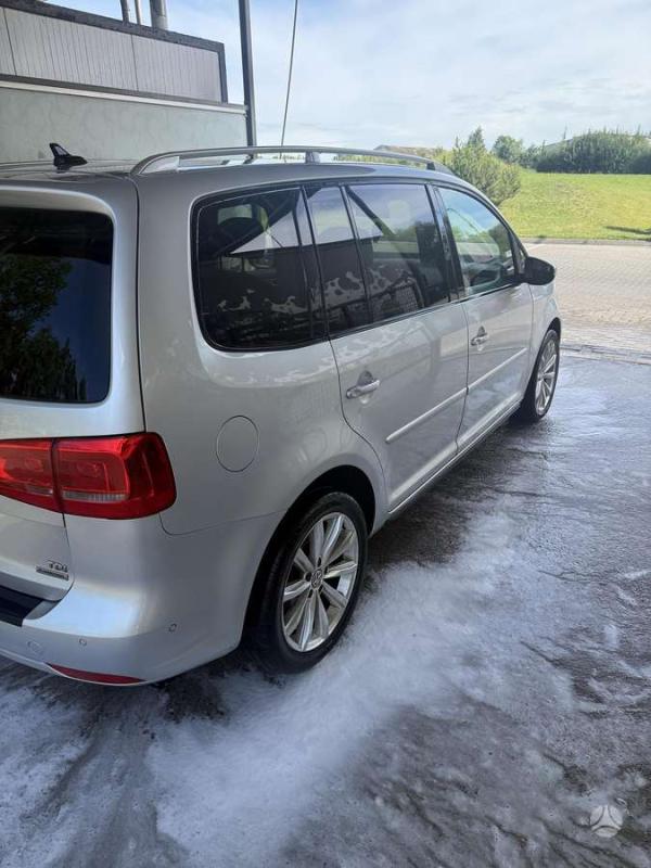 Pelēks Volkswagen Touran 2012 Marijampole, ar dzinēja tilpumu 1.60 L un nobraukumu 318 tūkst. km par 5200 €, foto 5 vietnē AUTOMOTO.COM.LV