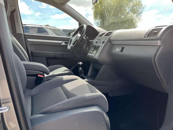 Pelēks Volkswagen Touran 2012 Šauļi, ar dzinēja tilpumu 1.60 L un nobraukumu 299 tūkst. km par 5350 €, foto 9 vietnē AUTOMOTO.COM.LV