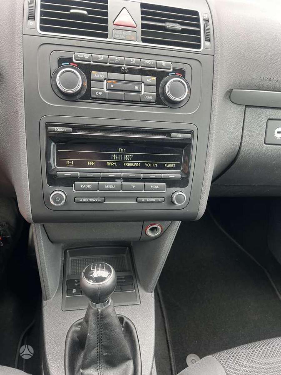 Pelēks Volkswagen Touran 2012 Telšiai, ar dzinēja tilpumu 1.60 L un nobraukumu 206 tūkst. km par 5350 €, foto 15 vietnē AUTOMOTO.COM.LV