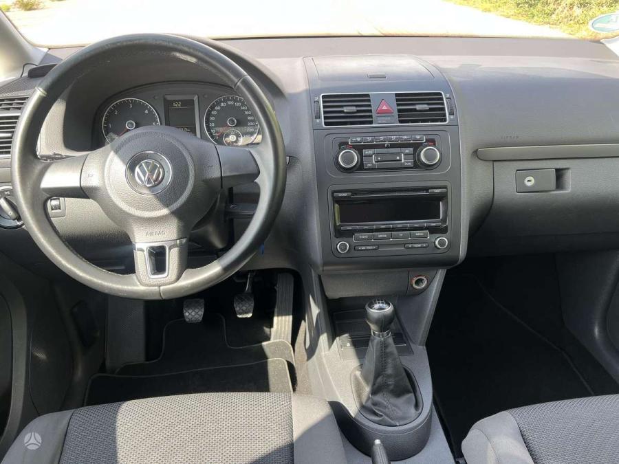 Pelēks Volkswagen Touran 2012 Telšiai, ar dzinēja tilpumu 1.60 L un nobraukumu 206 tūkst. km par 5350 €, foto 24 vietnē AUTOMOTO.COM.LV