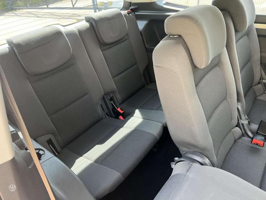 Pelēks Volkswagen Touran 2012 Telšiai, ar dzinēja tilpumu 1.60 L un nobraukumu 206 tūkst. km par 5350 €, foto 26 vietnē AUTOMOTO.COM.LV