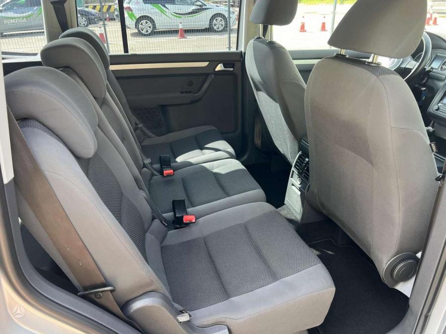Pelēks Volkswagen Touran 2012 Telšiai, ar dzinēja tilpumu 1.60 L un nobraukumu 206 tūkst. km par 5350 €, foto 27 vietnē AUTOMOTO.COM.LV