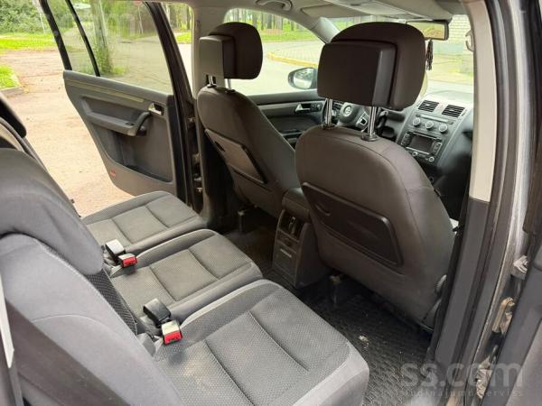 Pelēks Volkswagen Touran 2012 Rīga, ar dzinēja tilpumu 1.60 L un nobraukumu 418 tūkst. km par 3000 €, foto 4 vietnē AUTOMOTO.COM.LV