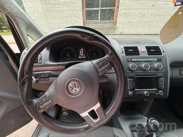 Pelēks Volkswagen Touran 2012 Rīga, ar dzinēja tilpumu 1.60 L un nobraukumu 418 tūkst. km par 3000 €, foto 6 vietnē AUTOMOTO.COM.LV