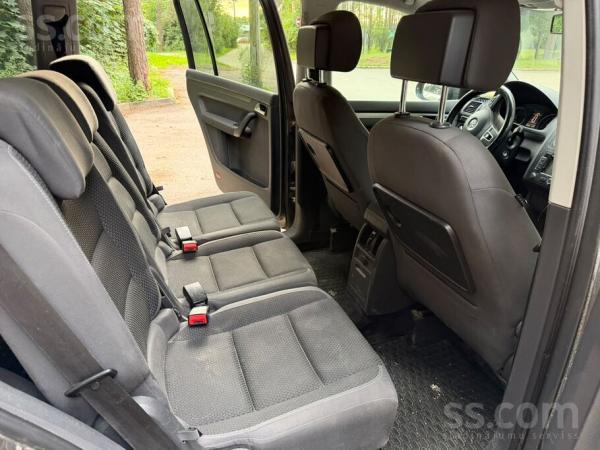 Pelēks Volkswagen Touran 2012 Rīga, ar dzinēja tilpumu 1.60 L un nobraukumu 418 tūkst. km par 3000 €, foto 7 vietnē AUTOMOTO.COM.LV
