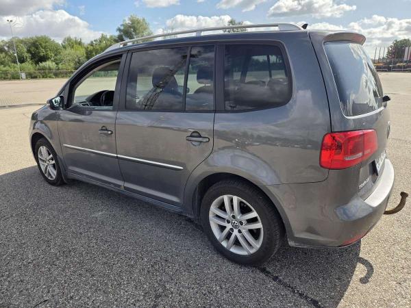 Pelēks Volkswagen Touran 2012 Marijampole, ar dzinēja tilpumu 1.60 L un nobraukumu 246 tūkst. km par 4450 €, foto 5 vietnē AUTOMOTO.COM.LV