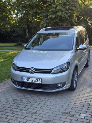 Pelēks Volkswagen Touran 2012 Kauņa, ar dzinēja tilpumu 1.97 L un nobraukumu 111 tūkst. km par 12900 €, foto  vietnē AUTOMOTO.COM.LV