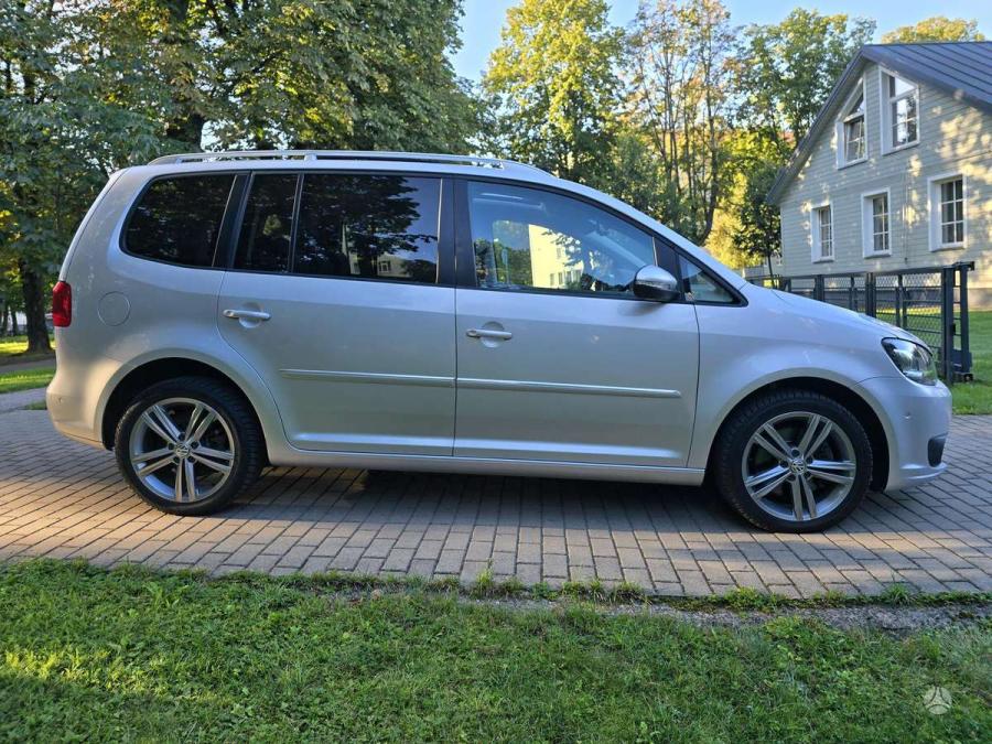 Pelēks Volkswagen Touran 2012 Kauņa, ar dzinēja tilpumu 1.97 L un nobraukumu 111 tūkst. km par 12900 €, foto 4 vietnē AUTOMOTO.COM.LV