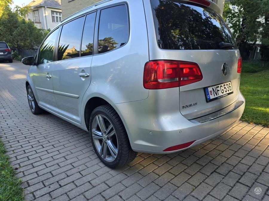 Pelēks Volkswagen Touran 2012 Kauņa, ar dzinēja tilpumu 1.97 L un nobraukumu 111 tūkst. km par 12900 €, foto 5 vietnē AUTOMOTO.COM.LV
