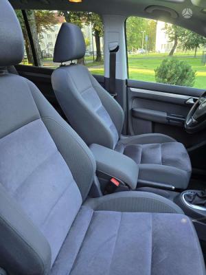 Pelēks Volkswagen Touran 2012 Kauņa, ar dzinēja tilpumu 1.97 L un nobraukumu 111 tūkst. km par 12900 €, foto 12 vietnē AUTOMOTO.COM.LV