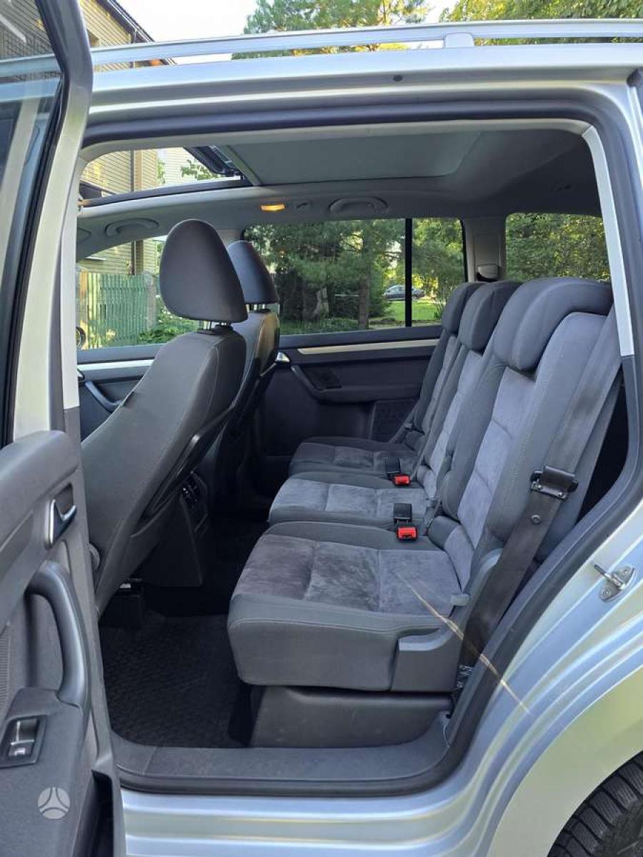 Pelēks Volkswagen Touran 2012 Kauņa, ar dzinēja tilpumu 1.97 L un nobraukumu 111 tūkst. km par 12900 €, foto 13 vietnē AUTOMOTO.COM.LV
