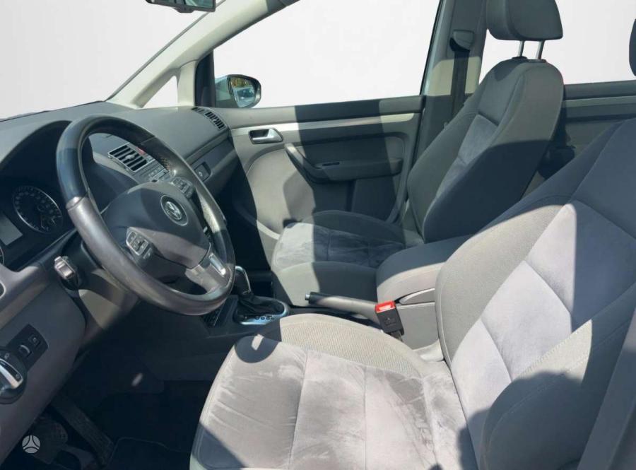 Pelēks Volkswagen Touran 2012 Kauņa, ar dzinēja tilpumu 1.97 L un nobraukumu 111 tūkst. km par 12900 €, foto 33 vietnē AUTOMOTO.COM.LV