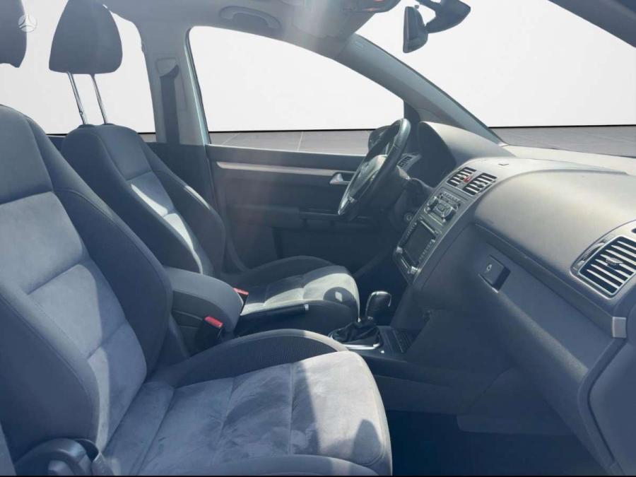 Pelēks Volkswagen Touran 2012 Kauņa, ar dzinēja tilpumu 1.97 L un nobraukumu 111 tūkst. km par 12900 €, foto 34 vietnē AUTOMOTO.COM.LV