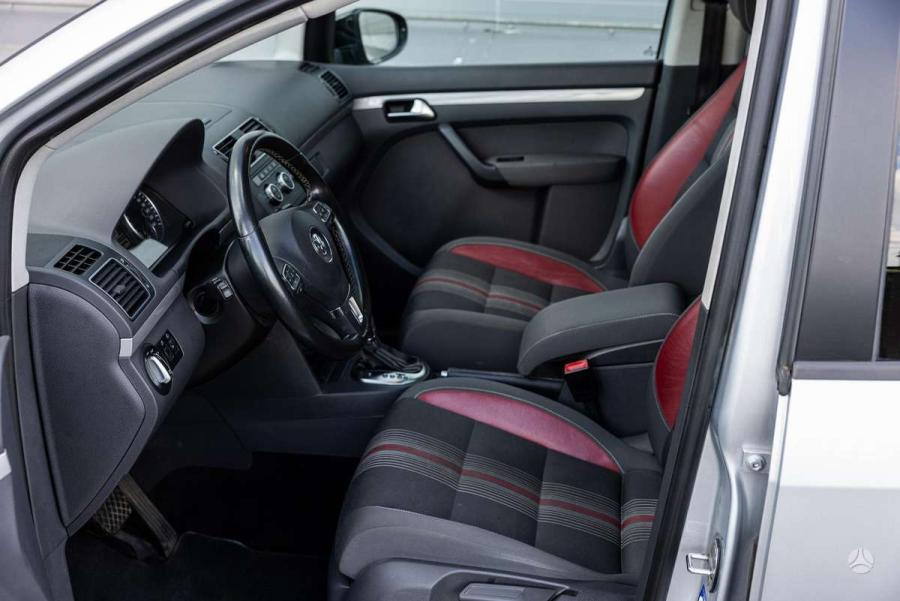 Pelēks Volkswagen Touran 2012 Kauņa, ar dzinēja tilpumu 1.97 L un nobraukumu 245 tūkst. km par 5799 €, foto 13 vietnē AUTOMOTO.COM.LV